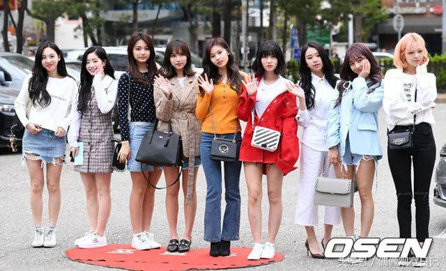The members of GFRIEND were praised by the host on the show, and the ...