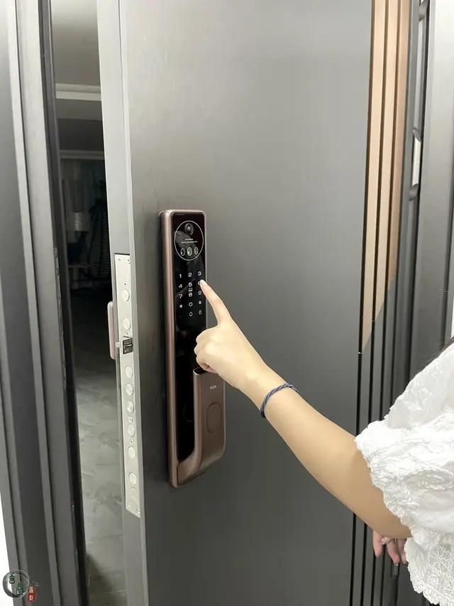 TCL smart lock experience: 3D face recognition and smart screen cat eye ...