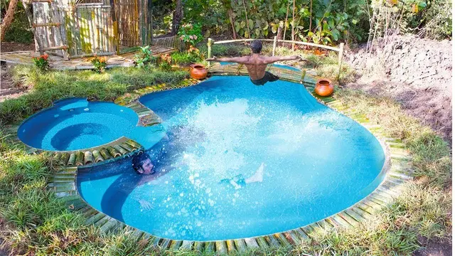The swimming pool is a good place for us to relieve boredom and escape ...