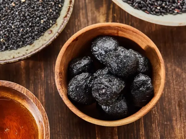 Teach you how to make black sesame pill. It’s easy to make, delicious ...