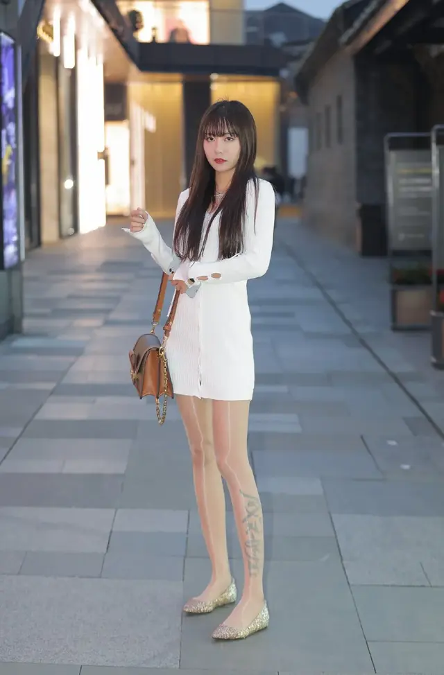 It turns out that the long legs are highlighted by wearing this way? So ...
