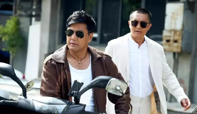 Yu Rongguang and Chang Rong were strolling around the Panlong Temple in ...