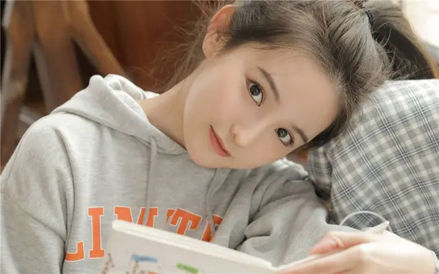 Chapter 2 The Interview Five years later. "Mr. Feng, the reporter who ...