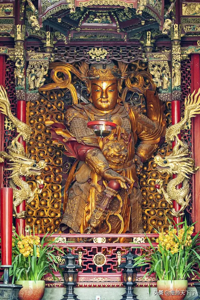 Wei Tuo held the vajra in his hand and made different postures ...