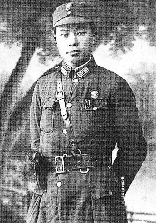 In 1945, Chairman Mao went to Chongqing to negotiate. Long Feihu ...