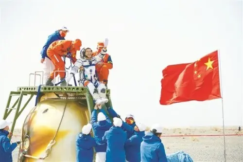 At 9:56 on April 16, the return capsule of the Shenzhou 13 manned ...