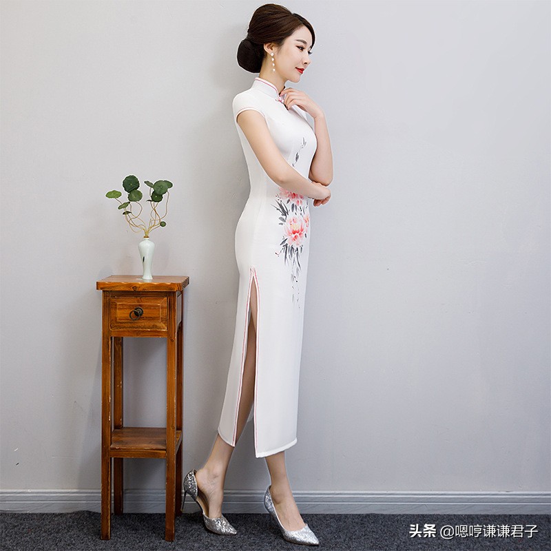 长及脚踝的高开衩旗袍，其风格和坦胸露背长及脚踝的西式晚礼服具有异 今日头条