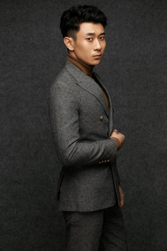 Zhao Ran's retro checkered suit photo releases a gentleman's elegant ...