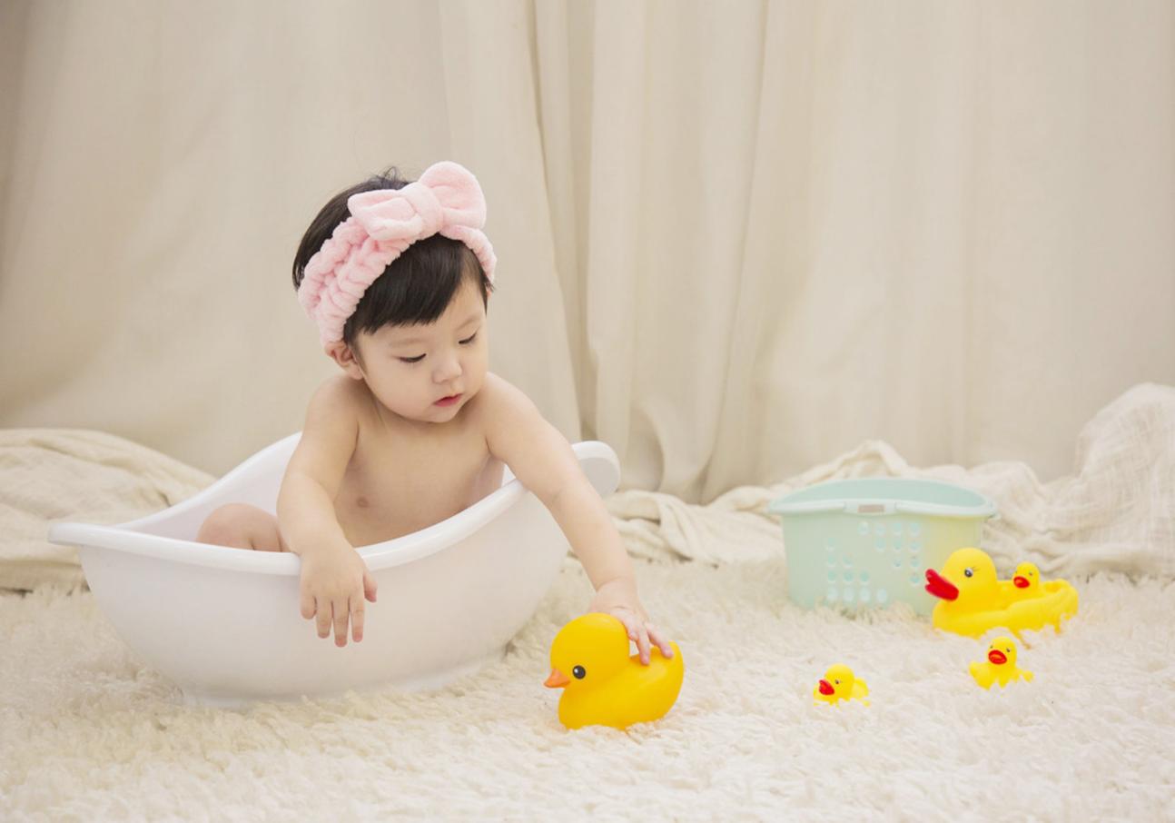 婴儿洗澡（夏日如何安排宝宝沐浴） 幼儿百科 魔术铺