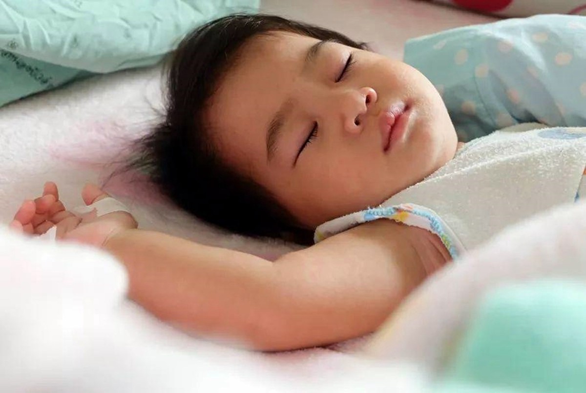 五个月婴儿睡觉滚来滚去（宝宝睡觉为啥会） 幼儿百科 魔术铺