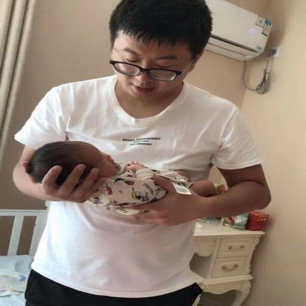 2个月婴儿竖抱姿势图（2个月宝宝被竖抱） 幼儿百科 魔术铺