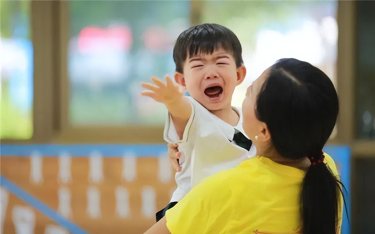 婴儿老是哭（宝宝上幼儿园总是哭） 幼儿百科 魔术铺