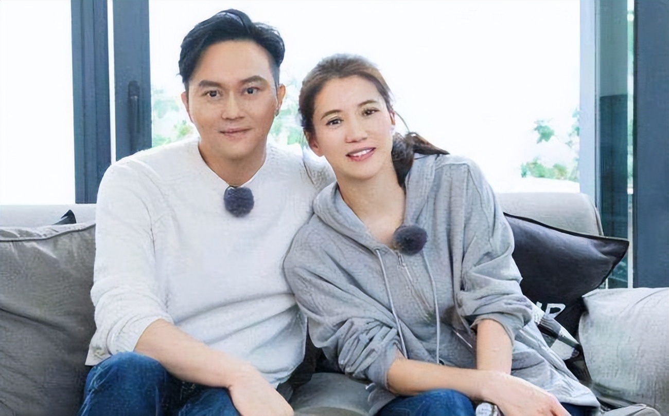 张智霖晒隔离期间自拍照 - 脉脉