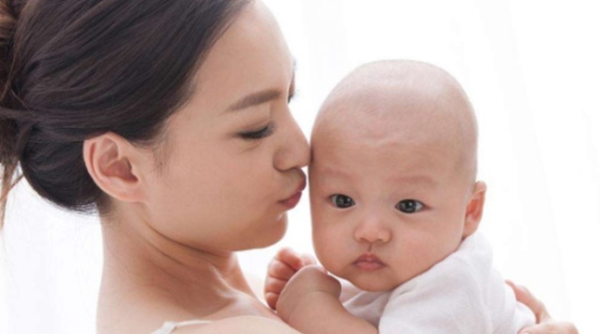 两个月婴儿可以竖着抱吗（宝宝的头几个月可以） 幼儿百科 魔术铺