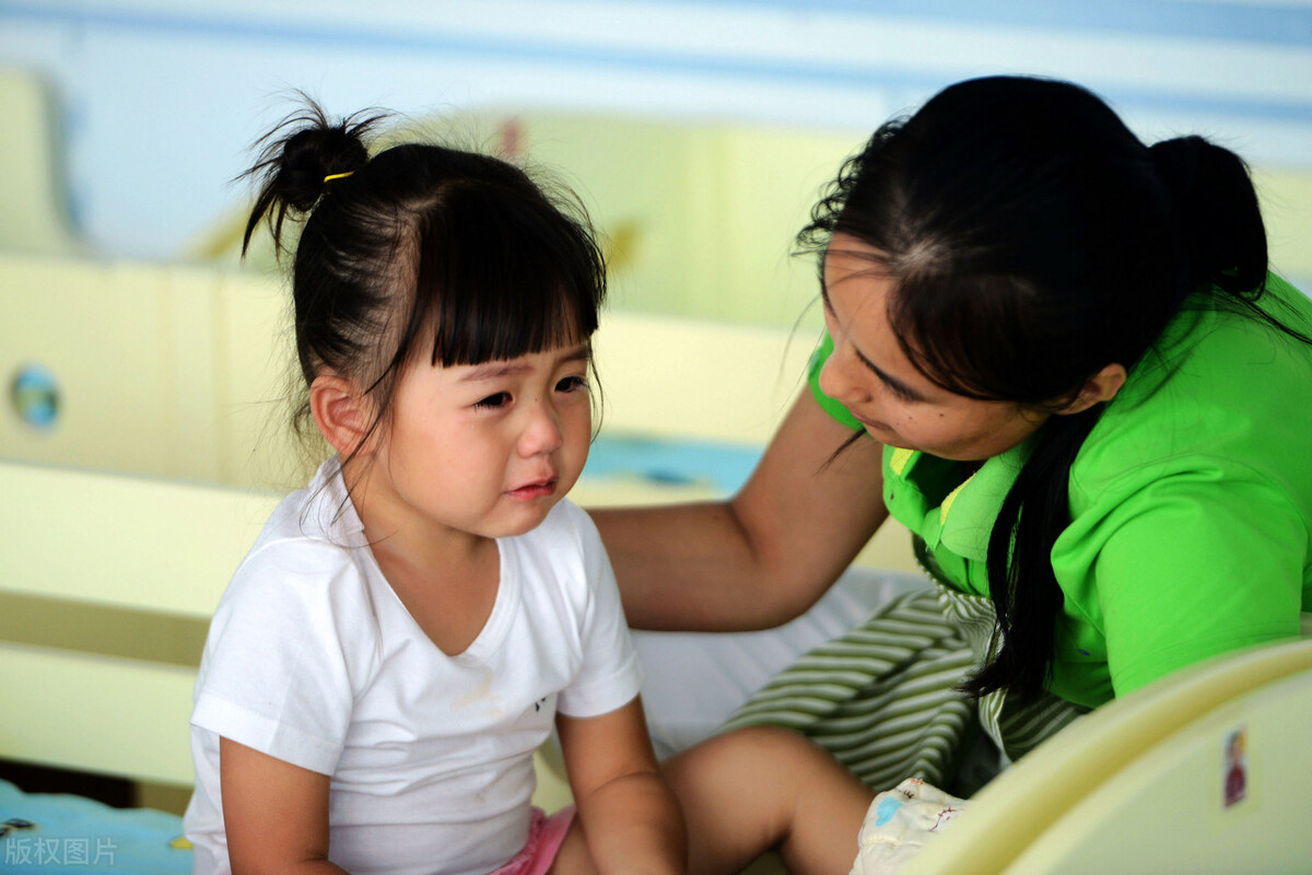 婴儿早上哭闹怎么回事（宝宝入园哭闹怎么办） 幼儿百科 魔术铺